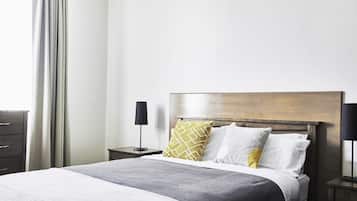 Quarto luxo, 1 cama King | Lençóis italianos Frette, roupas de cama premium, frigobar, escrivaninha