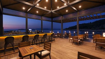 5 bares/lounges, um bar junto à piscina