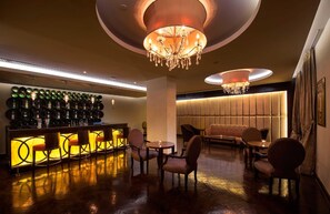 4 bares/lounges, um bar junto à piscina 
