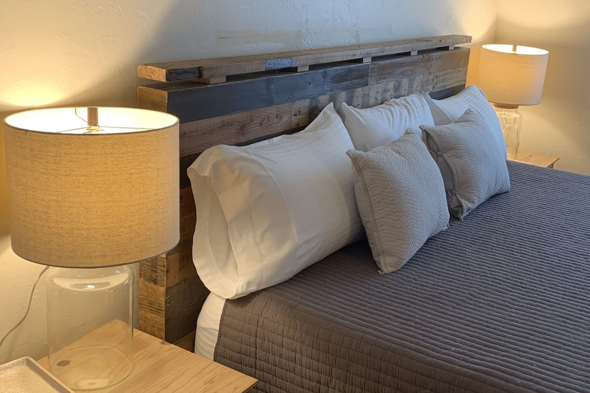 Quarto Standard, 1 cama king-size, casa de banho privativa | Ferro/tábua de engomar, Wi-fi grátis, roupa de cama fornecida