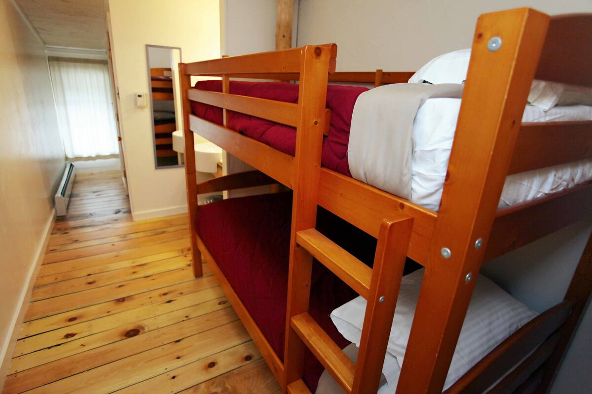 Quarto, casa de banho privativa (Twin Bunk Beds) | Ferro/tábua de engomar, Wi-fi grátis, roupa de cama fornecida