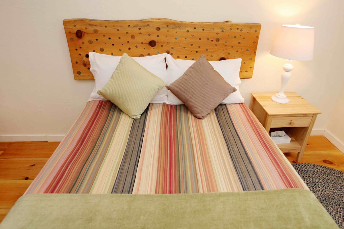 Quarto, 1 cama queen-size, casa de banho privativa (ADA) | Ferro/tábua de engomar, Wi-fi grátis, roupa de cama fornecida