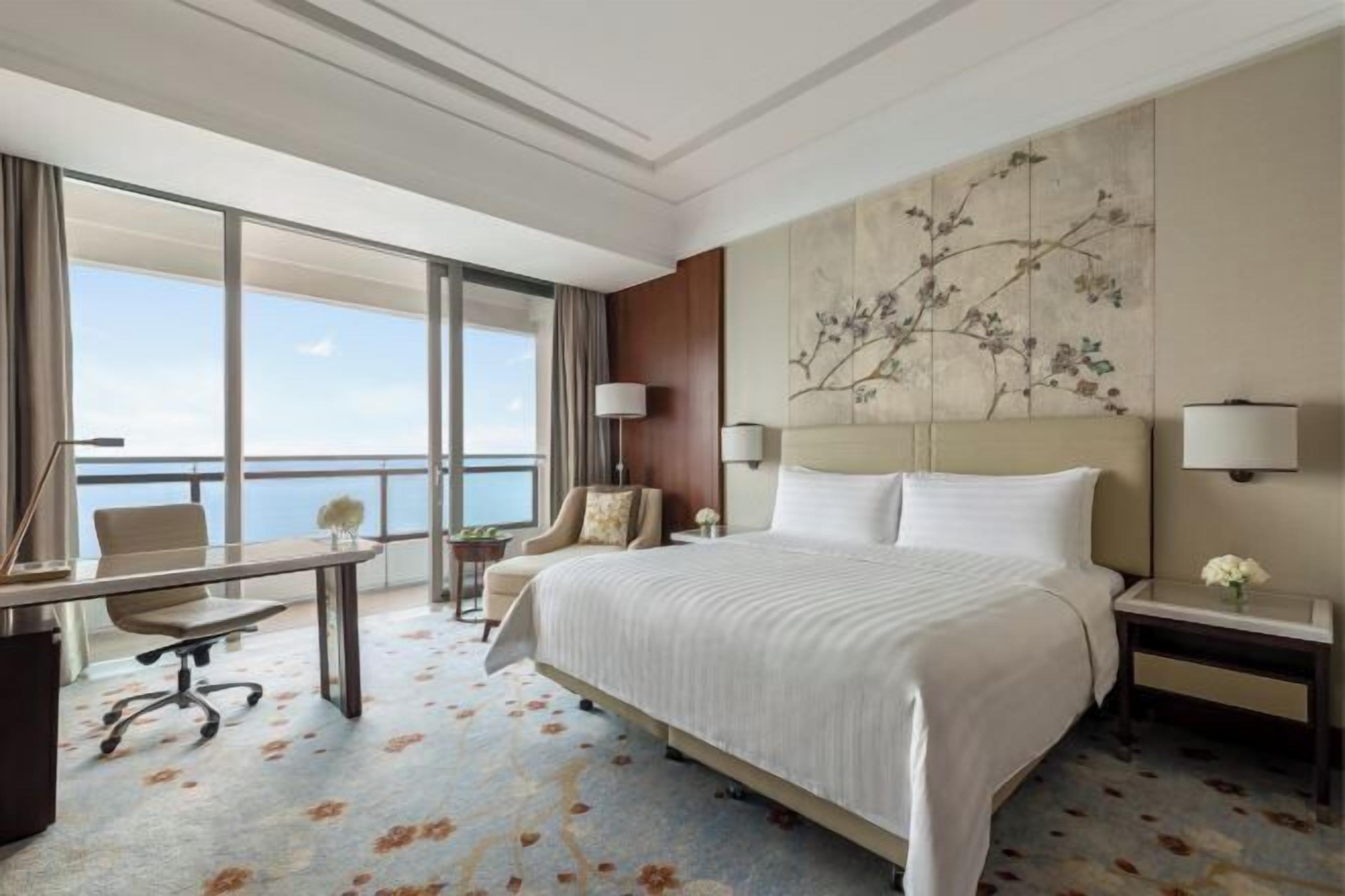 Roupa de alta qualidade, edredões de penas, cofre no quarto 