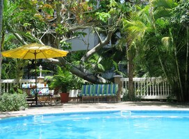 Piscina externa, espreguiçadeiras
