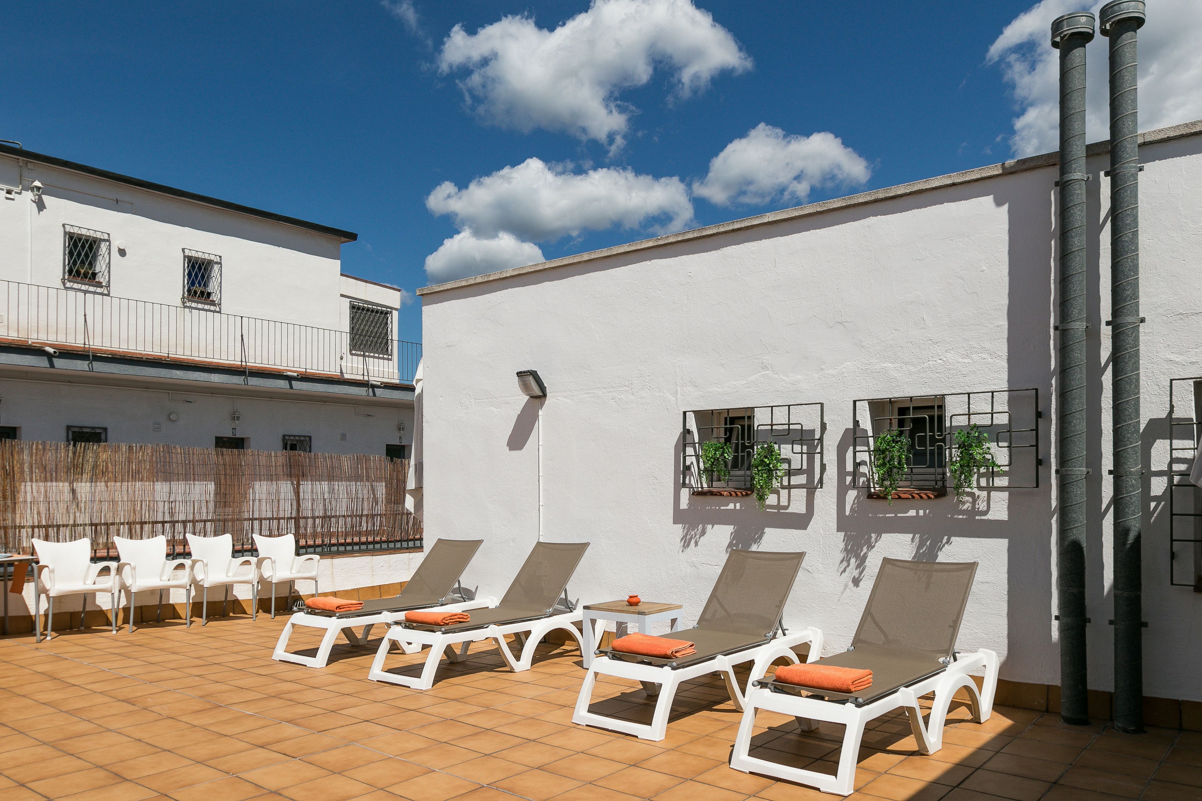 Terraço com espreguiçadeiras