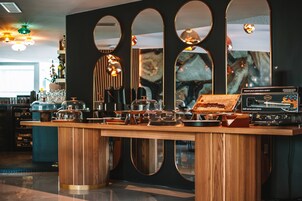 Café da manhã com buffet todos os dias (EUR 26 por pessoa)