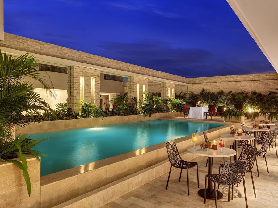 Piscina exterior, espreguiçadeiras