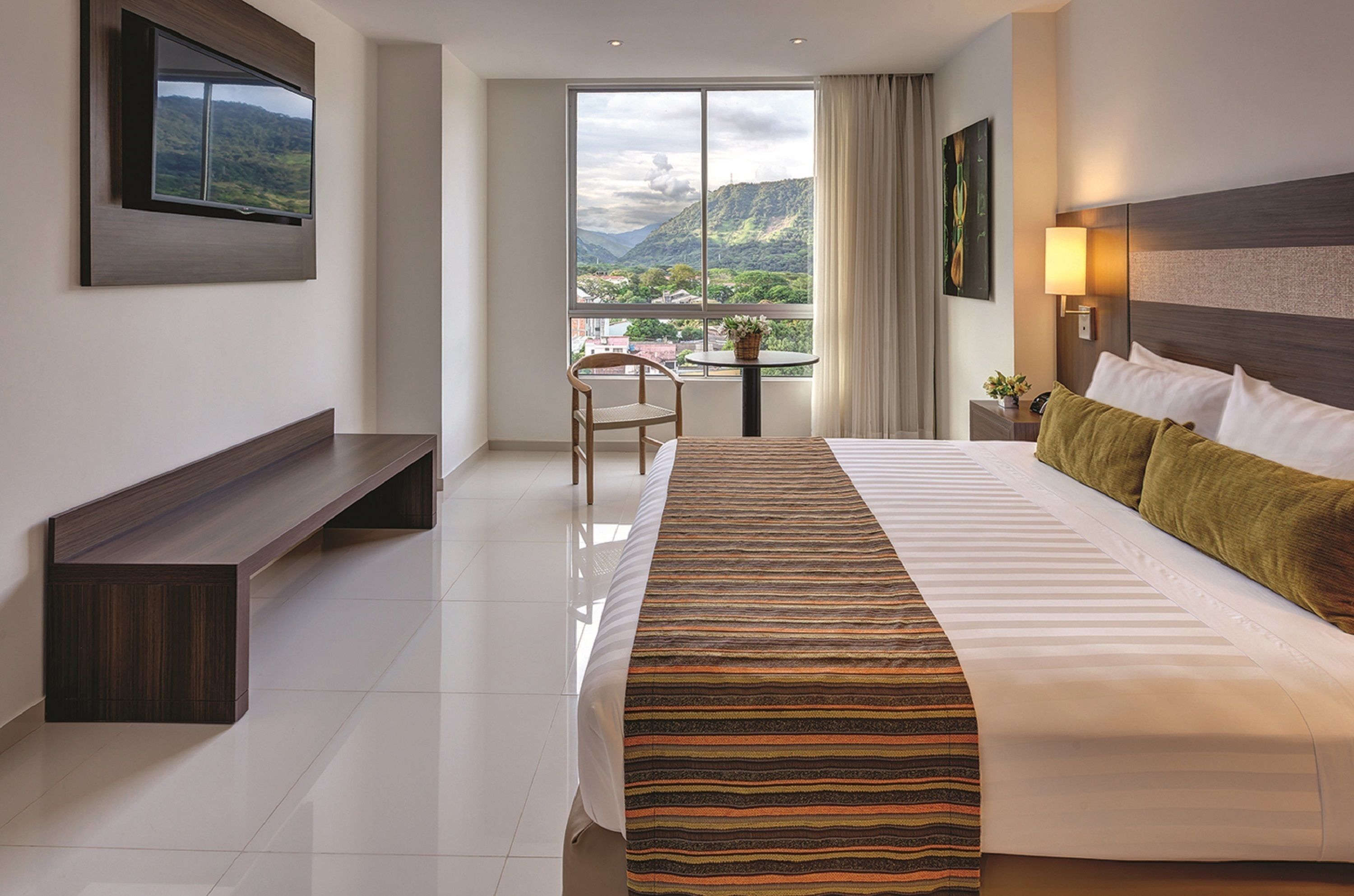 Roupas de cama premium, cofres nos quartos, escrivaninha