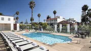 Piscina externa, funciona das 9h às 21h, espreguiçadeiras