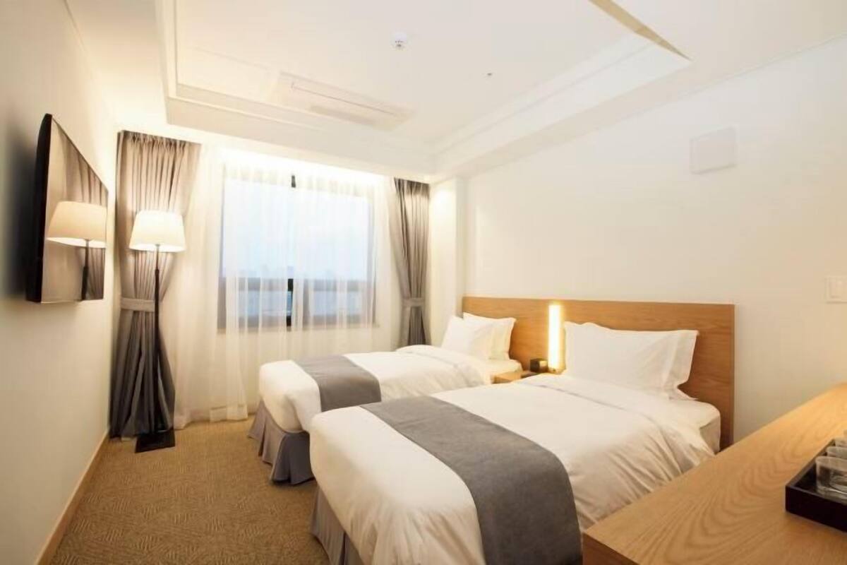 Roupa de alta qualidade, minibar grátis, cofre no quarto