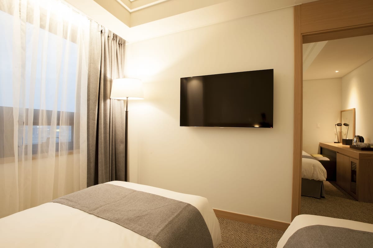 Quarto Quádruplo | Roupa de alta qualidade, minibar grátis, cofre no quarto