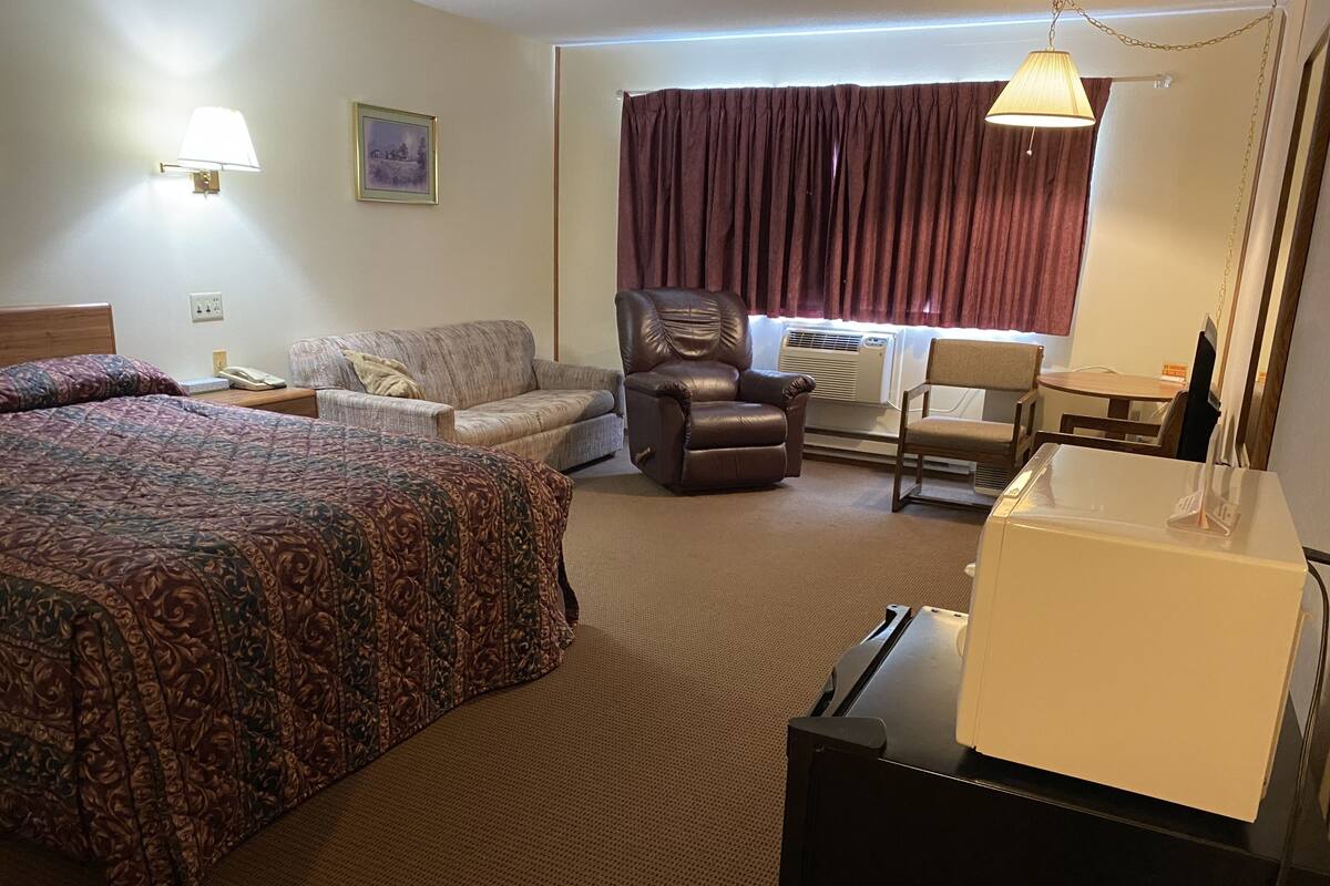 Quarto Básico, 1 cama queen-size, frigorífico e micro-ondas | Ferro/tábua de engomar, camas desdobráveis, Wi-fi grátis 