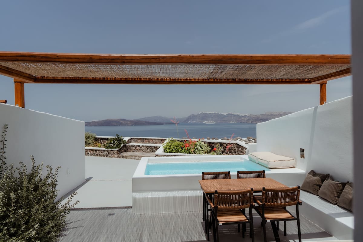 Terraço no telhado com piscina, área de estar e vista para o mar.
