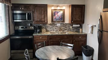 Quarto Duplo, 1 quarto, kitchenette | Kitchenette privada | Uma cafeteira/bule