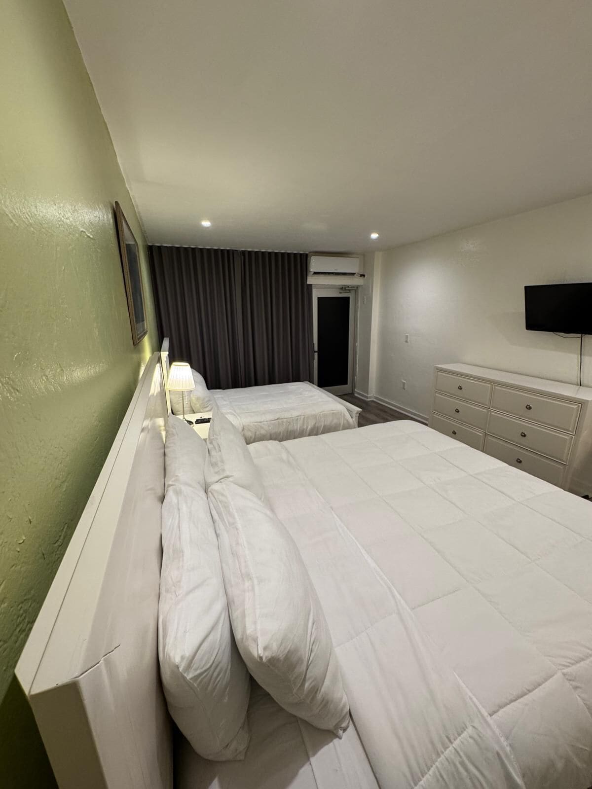 Quarto premier | Cofres nos quartos, cortinas blackout, ferros/tábuas de passar roupa