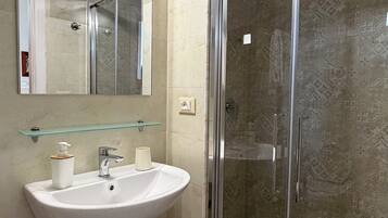 Quarto Triplo | Casa de banho | Um secador de cabelo, toalhas fornecidas, sabão, champô