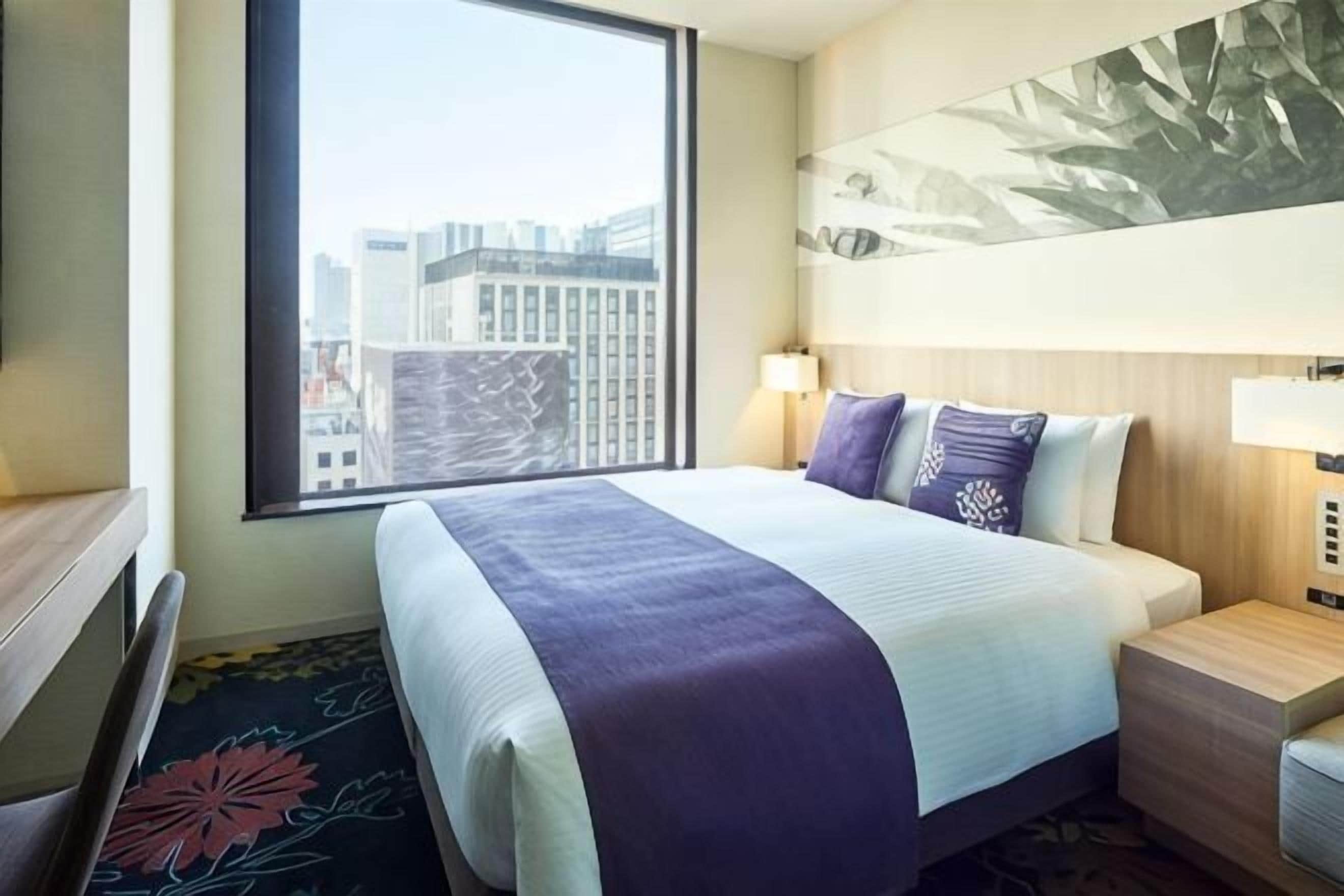 Roupas de cama premium, escrivaninha, Wi-Fi de cortesia, roupa de cama