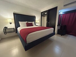 Quarto Duplo Básico, 1 cama queen-size | Cofre no quarto, secretária, ferro/tábua de engomar, Wi-fi grátis 