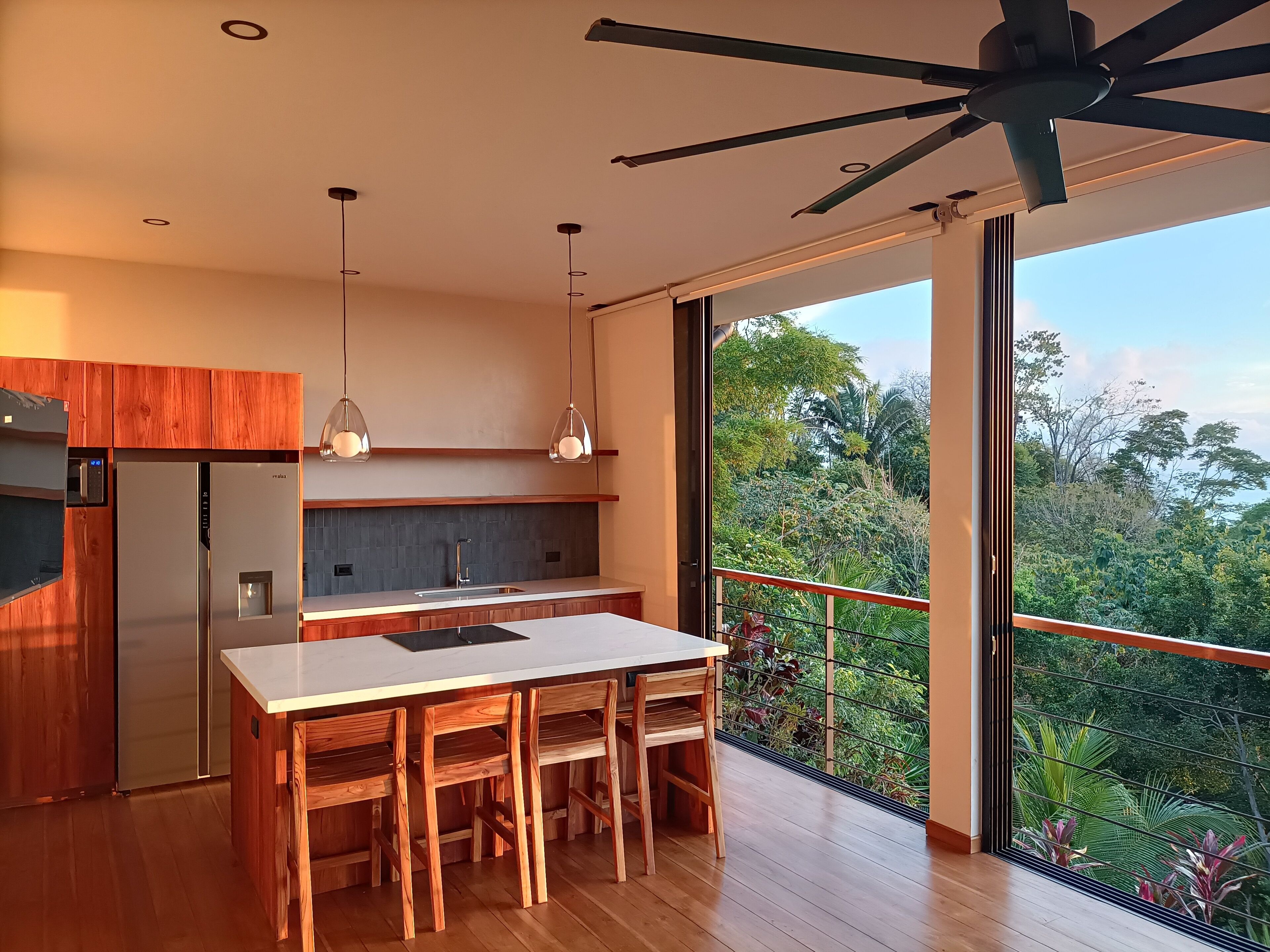 Apartamento Panorâmico, 2 quartos, serviço de limpeza e arrumação, vista para o oceano | Cozinha privada | Uma placa de cozinha, liquidificador, moinho de café, Congelador 