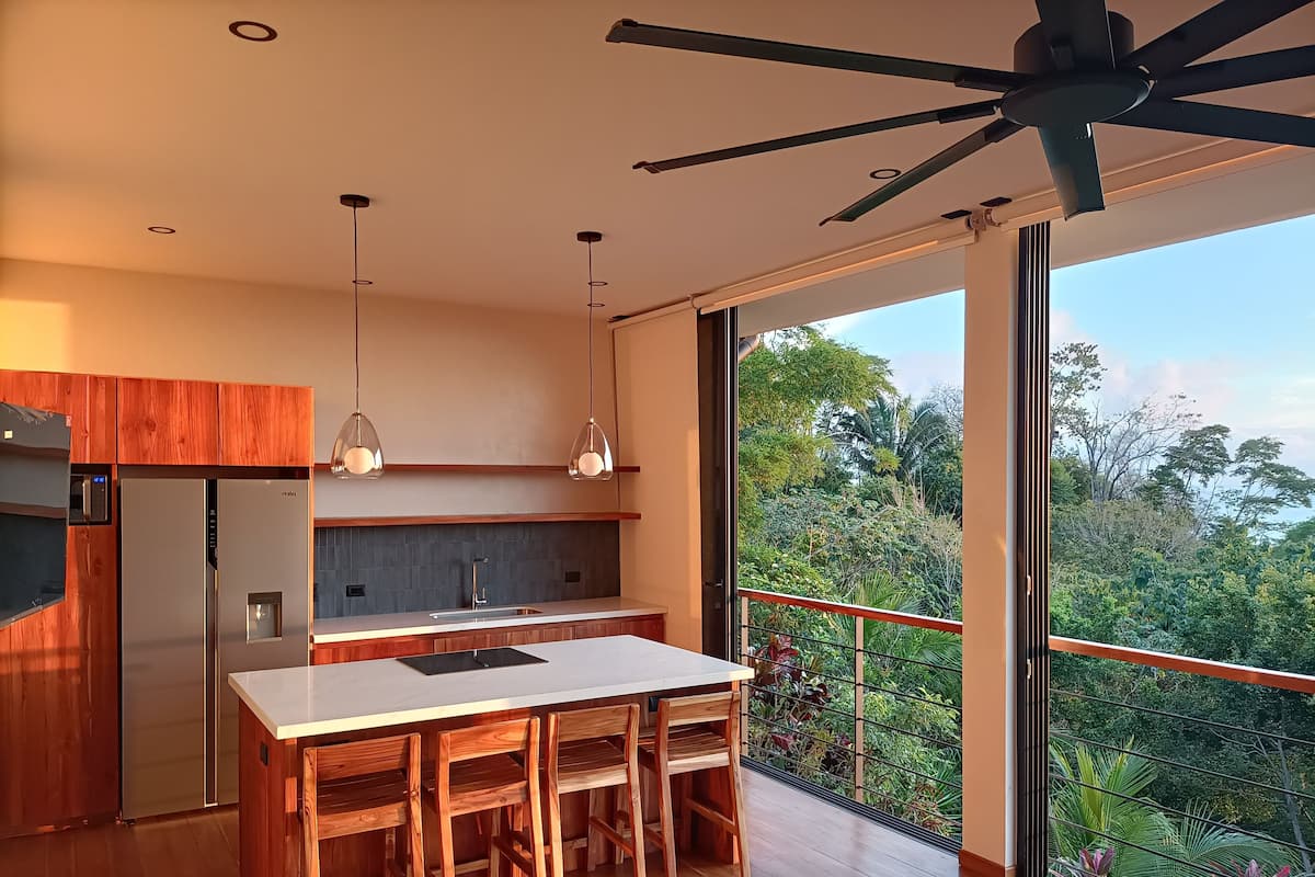 Apartamento Panorâmico, 2 quartos, serviço de limpeza e arrumação, vista para o oceano | Cozinha privada | Uma placa de cozinha, liquidificador, moinho de café, Congelador