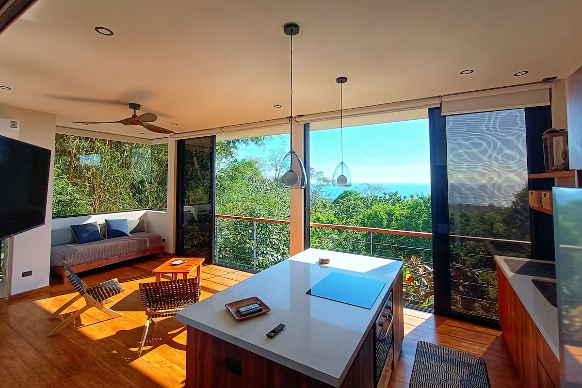 Apartamento exclusivo, vista para o oceano | Cozinha privada | Cooktop, liquidificador, moedor de café, freezer