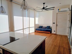 Apartamento Panorâmico, 2 quartos, serviço de limpeza e arrumação, vista para o oceano | Sala de estar