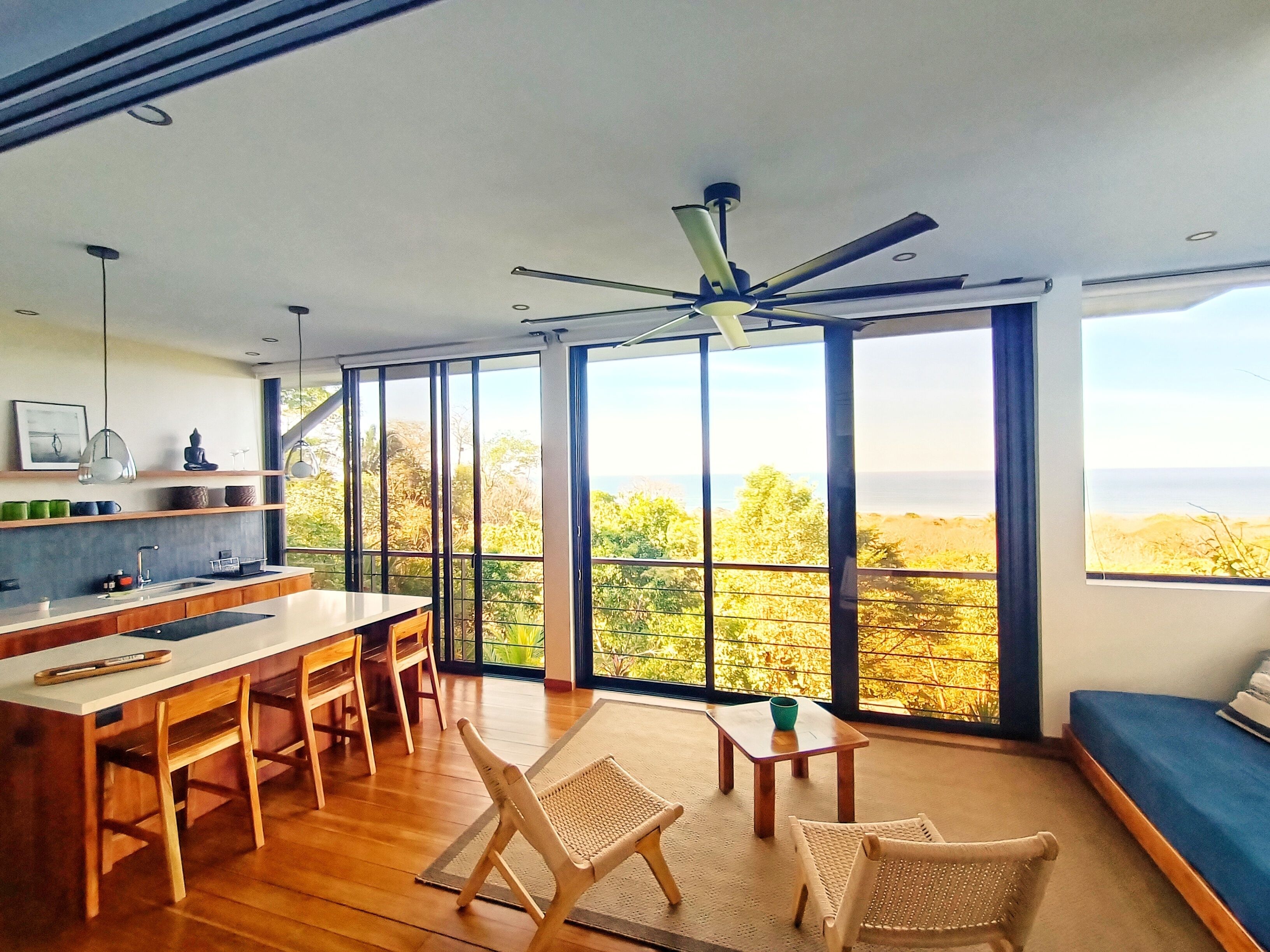 Apartamento panorâmico, vista para o oceano | Área de estar