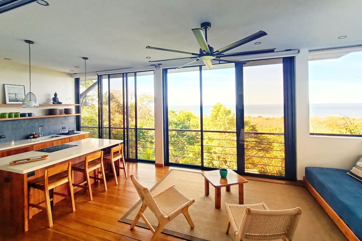 Apartamento panorâmico, vista para o oceano | Área de estar