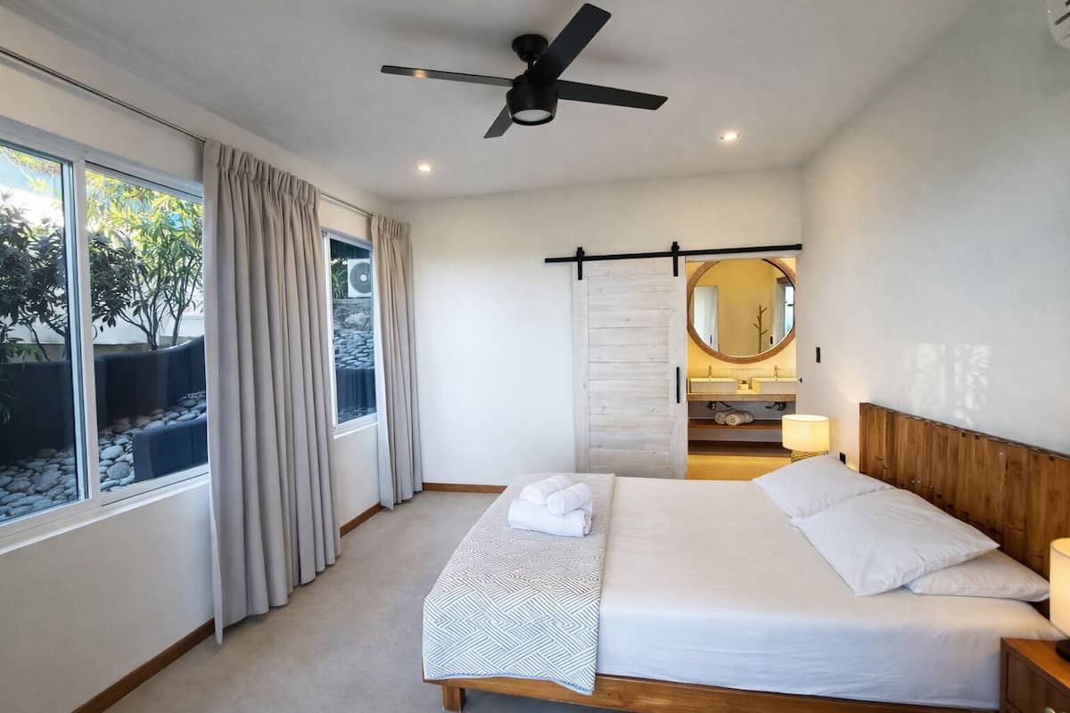 Apartamento exclusivo, vista para o oceano | Roupas de cama premium, camas com colchões pillow-top