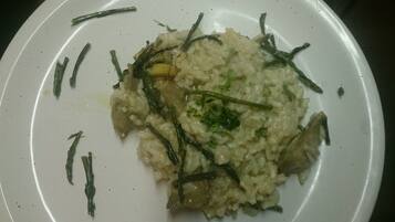 Prato de arroz com vegetais e ervas verdes.