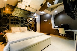 Roupa de alta qualidade, camas de colchão pillowtop, minibar grátis