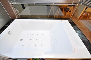 Quarto Twin Familiar | Casa de banho | Um polibã e uma banheira separados, um chuveiro fixo