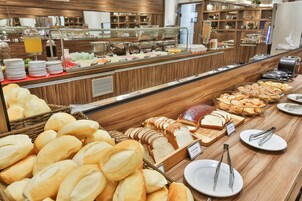 Café da manhã com buffet todos os dias mediante uma taxa