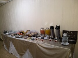 Café da manhã com buffet grátis todos os dias