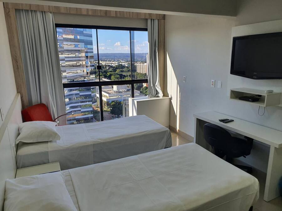 Frigobar, cortinas blackout, roupa de cama