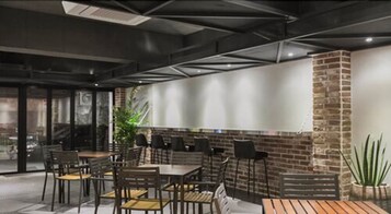 Serve pequenos-almoços, almoços e brunches 