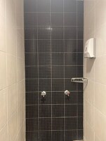 Um polibã, um secador de cabelo (mediante pedido), toalhas fornecidas 