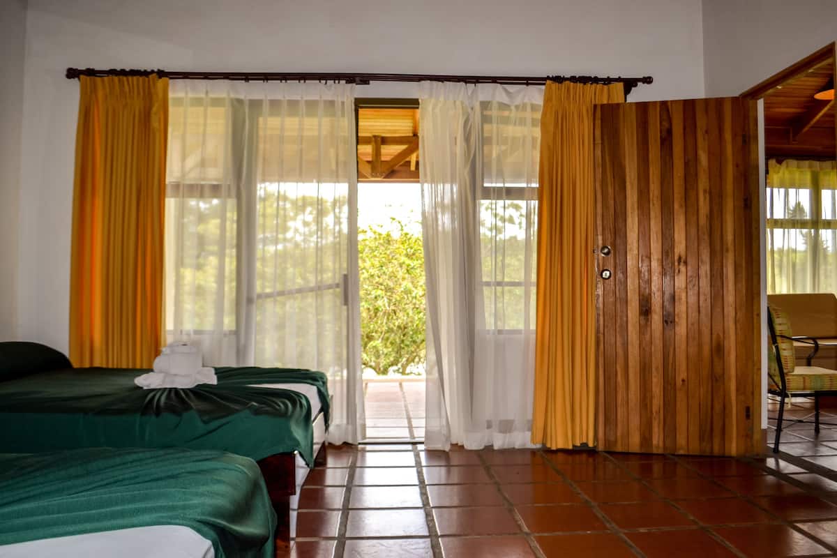 Cofres nos quartos, Wi-Fi de cortesia, roupa de cama