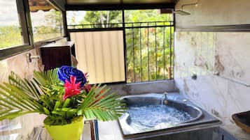 Treehouse Bungalow | Casa de banho | Uma banheira, artigos de higiene pessoal grátis