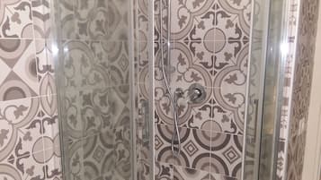 Quarto Quádruplo de Luxo | Casa de banho | Um polibã, um secador de cabelo, um bidé, toalhas fornecidas