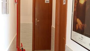 Quarto casal ou duplo standard | Cofres nos quartos, escrivaninha, Wi-Fi de cortesia