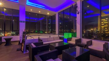 Este bar no terraço do hotel