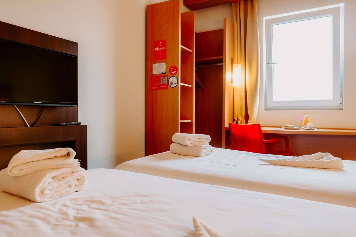 Quarto standard, 2 camas de solteiro | Frigobar, escrivaninha, espaço de trabalho para notebook