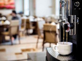 Máquina de café a servir expresso numa chávena.