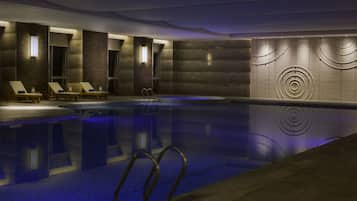 Piscina interna, espreguiçadeiras