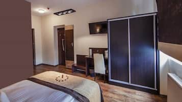 Quarto com cama, escrivaninha, cadeira e guarda-roupa.