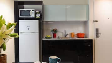 Suite, terraço, junto ao jardim | Cozinha privada | Um frigorífico/congelador grande, um micro-ondas, uma placa de cozinha