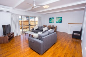 Apartamento, 2 quartos | Sala | Televisor 