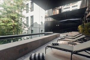 Piscina exterior, da(s) 8:00 à(s) 20:00, guarda-sóis, espreguiçadeiras 