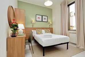 Quarto solteiro | Cofres nos quartos, escrivaninha, cortinas blackout